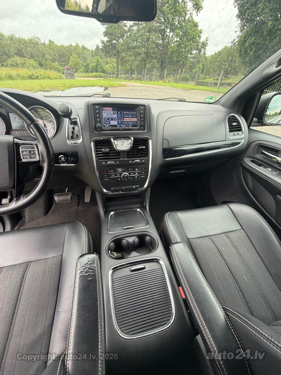 Black Lancia Voyager 2014 in Tapa, with an engine capacity of 2.80 L and mileage of 216 thousand km for 9999 €, photo 10 on AUTOMOTO.COM.LV