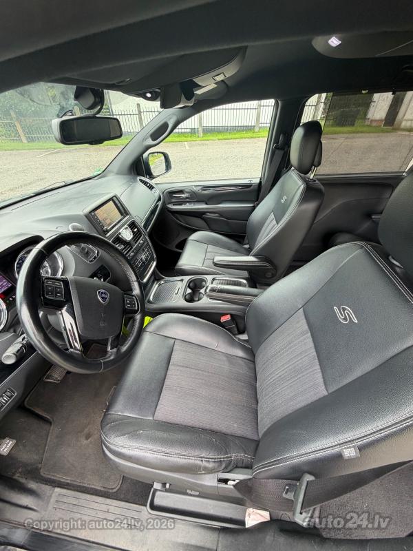 Black Lancia Voyager 2014 in Tapa, with an engine capacity of 2.80 L and mileage of 216 thousand km for 9999 €, photo 10 on AUTOMOTO.COM.LV
