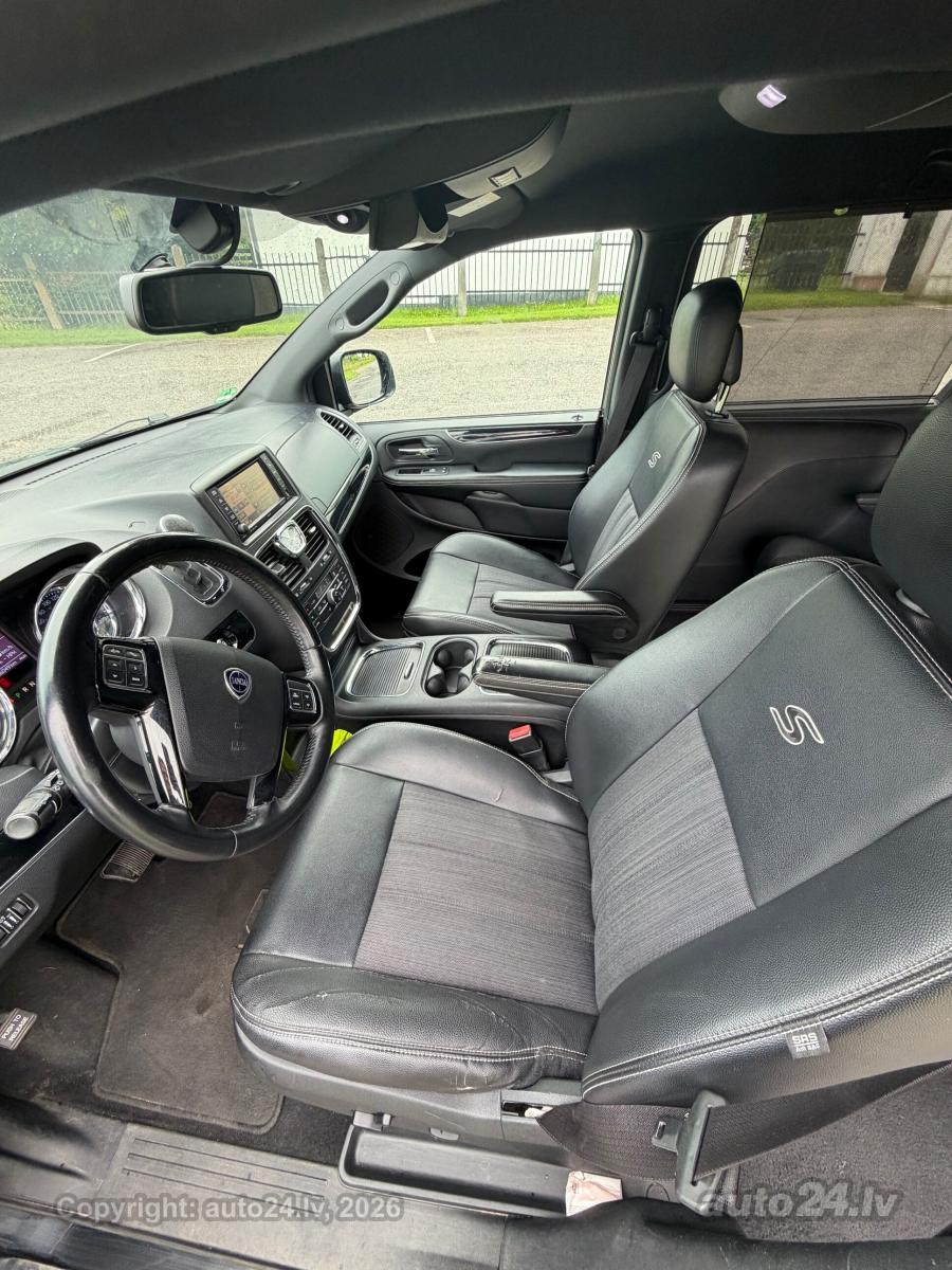 Black Lancia Voyager 2014 in Tapa, with an engine capacity of 2.80 L and mileage of 216 thousand km for 9999 €, photo 11 on AUTOMOTO.COM.LV
