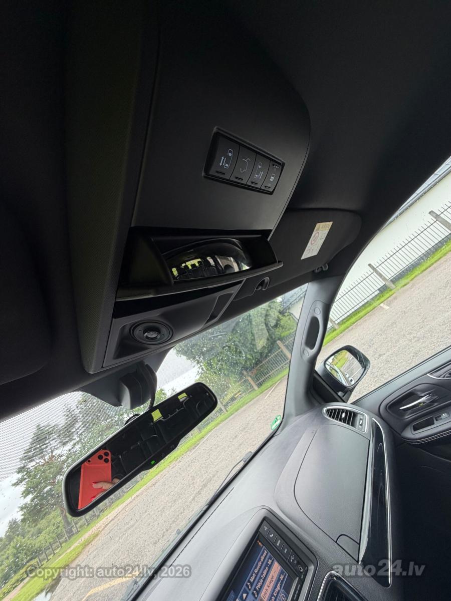 Black Lancia Voyager 2014 in Tapa, with an engine capacity of 2.80 L and mileage of 216 thousand km for 9999 €, photo 15 on AUTOMOTO.COM.LV