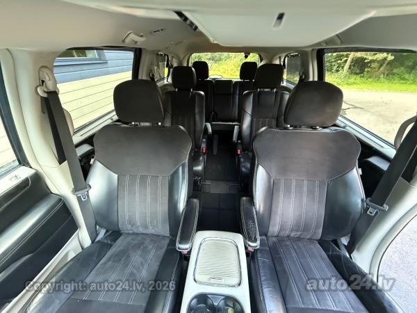 Melns Lancia Voyager 2014 Tallina, ar dzinēja tilpumu 2.80 L un nobraukumu 250 tūkst. km par 9000 €, foto 9 vietnē AUTOMOTO.COM.LV