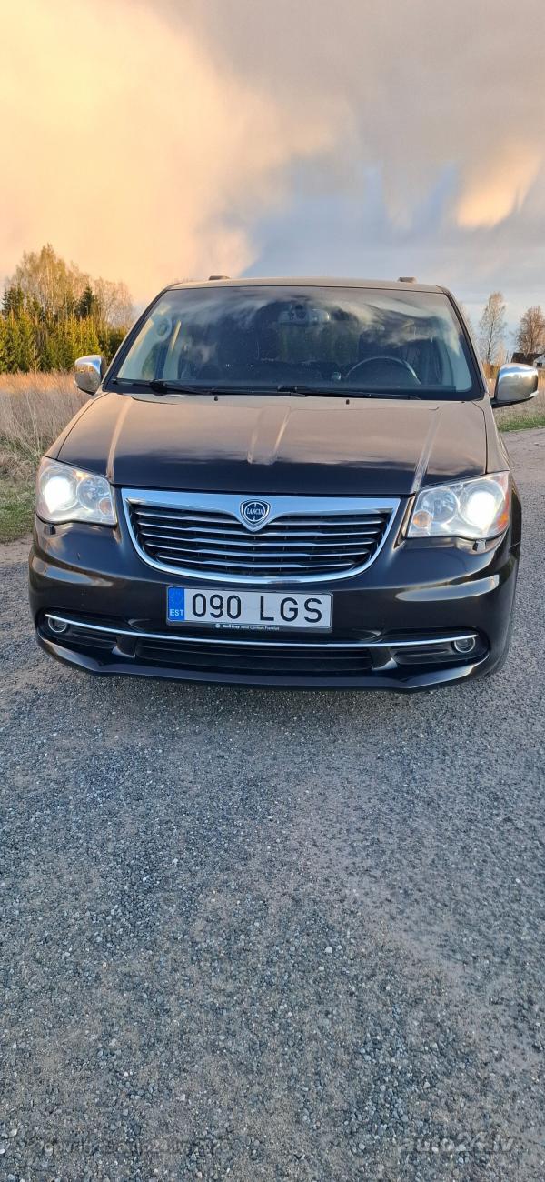 Black Lancia Voyager 2015 in Tartu, with an engine capacity of 2.80 L and mileage of 237 thousand km for 6999 €, photo 3 on AUTOMOTO.COM.LV