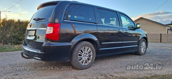 Black Lancia Voyager 2015 in Tartu, with an engine capacity of 2.80 L and mileage of 237 thousand km for 6999 €, photo 4 on AUTOMOTO.COM.LV