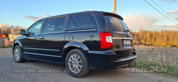 Black Lancia Voyager 2015 in Tartu, with an engine capacity of 2.80 L and mileage of 237 thousand km for 6999 €, photo 5 on AUTOMOTO.COM.LV