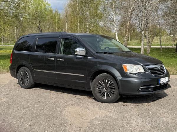 Blue Lancia Voyager 2012 in Liepaja, with an engine capacity of 2.80 L and mileage of 304 thousand km for 6995 €, photo 1 on AUTOMOTO.COM.LV