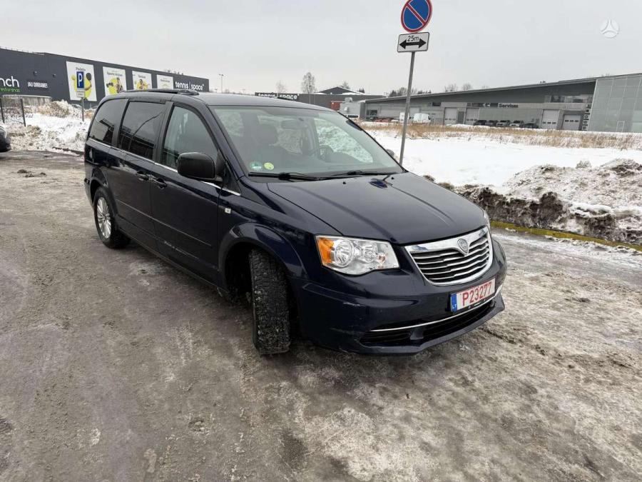 Blue Lancia Voyager 2013 in Kaunas, with an engine capacity of 2.80 L and mileage of 358 thousand km for 5650 €, photo 4 on AUTOMOTO.COM.LV