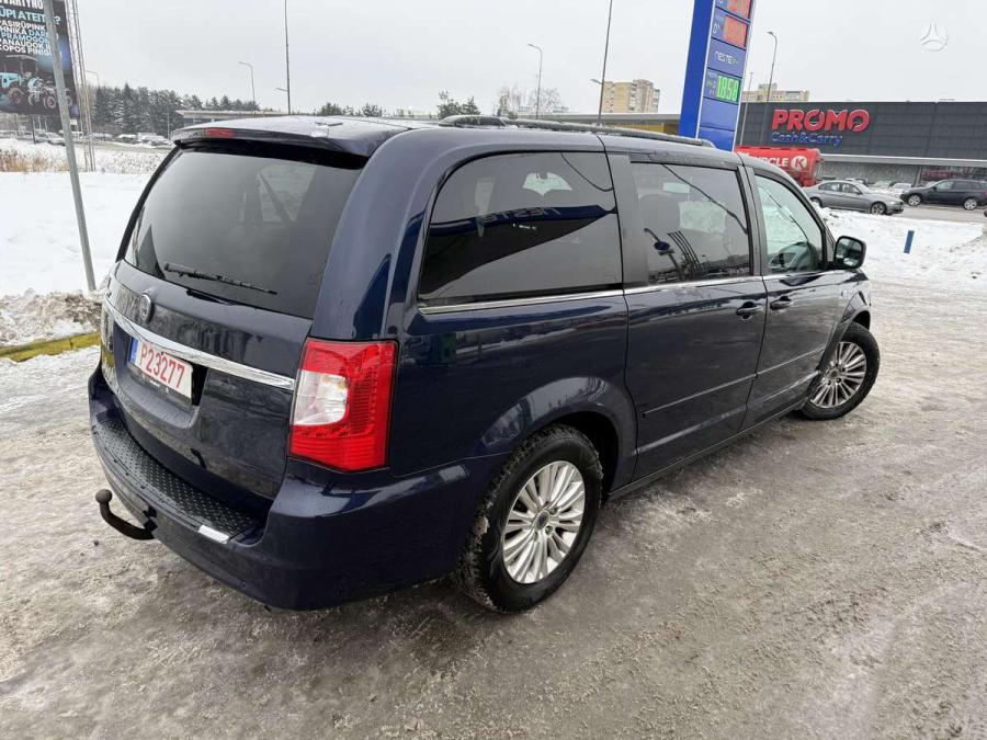 Blue Lancia Voyager 2013 in Kaunas, with an engine capacity of 2.80 L and mileage of 358 thousand km for 5650 €, photo 7 on AUTOMOTO.COM.LV