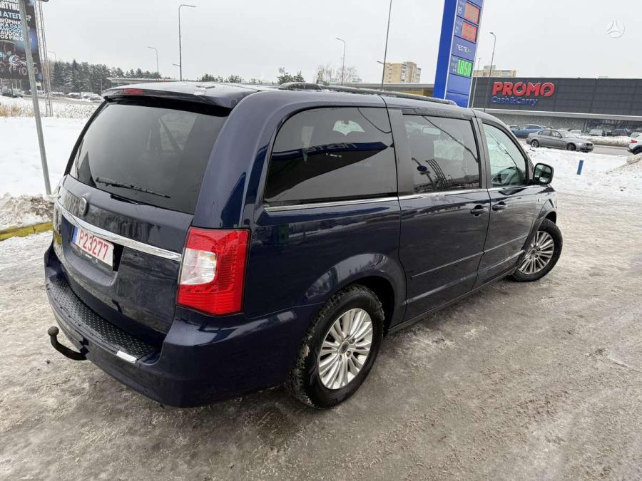 Blue Lancia Voyager 2013 in Kaunas, with an engine capacity of 2.80 L and mileage of 358 thousand km for 5650 €, photo 8 on AUTOMOTO.COM.LV