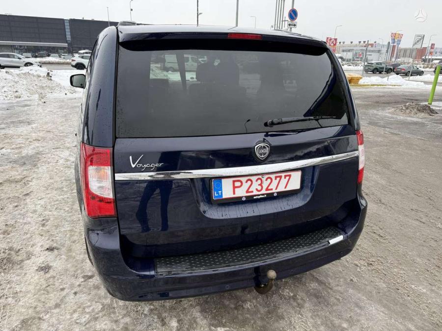 Blue Lancia Voyager 2013 in Kaunas, with an engine capacity of 2.80 L and mileage of 358 thousand km for 5650 €, photo 10 on AUTOMOTO.COM.LV