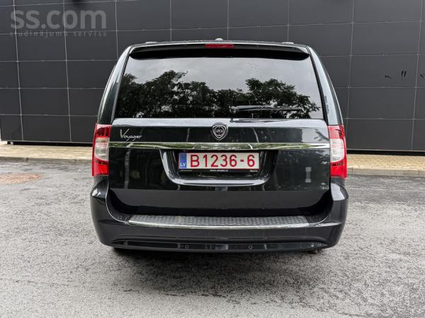 Blue Lancia Voyager 2013 in Jelgava, with an engine capacity of 2.80 L and mileage of 247 thousand km for 8400 €, photo 4 on AUTOMOTO.COM.LV