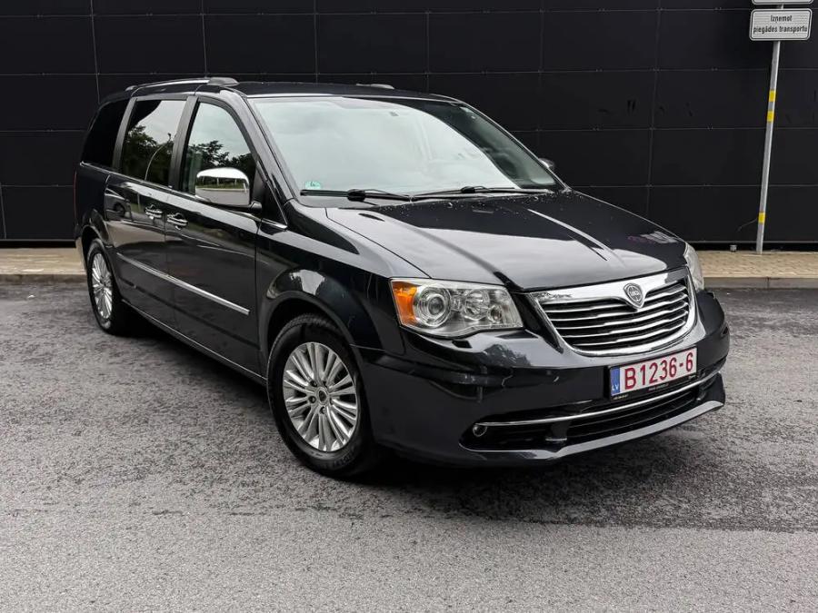 Blue Lancia Voyager 2013 in Jelgava, with an engine capacity of 2.80 L and mileage of 247 thousand km for 8400 €, photo 1 on AUTOMOTO.COM.LV
