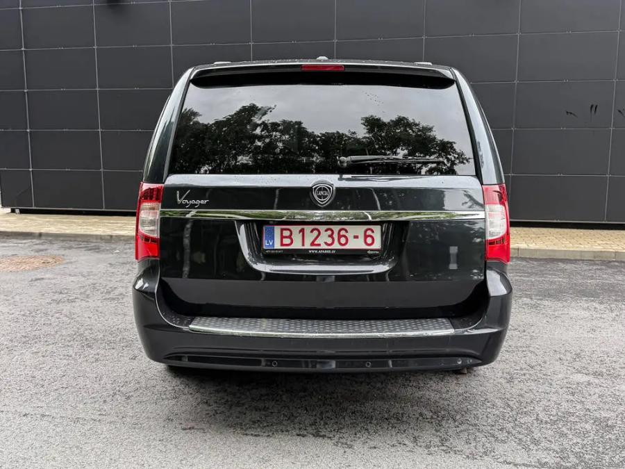 Blue Lancia Voyager 2013 in Jelgava, with an engine capacity of 2.80 L and mileage of 247 thousand km for 8400 €, photo 5 on AUTOMOTO.COM.LV