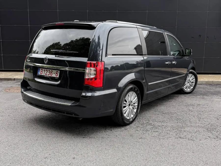 Blue Lancia Voyager 2013 in Jelgava, with an engine capacity of 2.80 L and mileage of 247 thousand km for 8400 €, photo 7 on AUTOMOTO.COM.LV