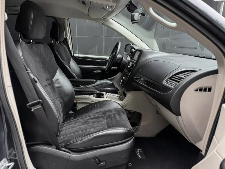 Blue Lancia Voyager 2013 in Jelgava, with an engine capacity of 2.80 L and mileage of 247 thousand km for 8400 €, photo 10 on AUTOMOTO.COM.LV