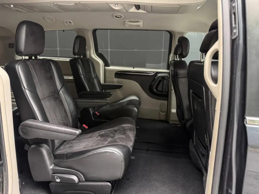 Blue Lancia Voyager 2013 in Jelgava, with an engine capacity of 2.80 L and mileage of 247 thousand km for 8400 €, photo 14 on AUTOMOTO.COM.LV