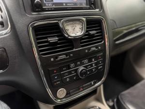 Blue Lancia Voyager 2013 in Jelgava, with an engine capacity of 2.80 L and mileage of 247 thousand km for 8400 €, photo 16 on AUTOMOTO.COM.LV