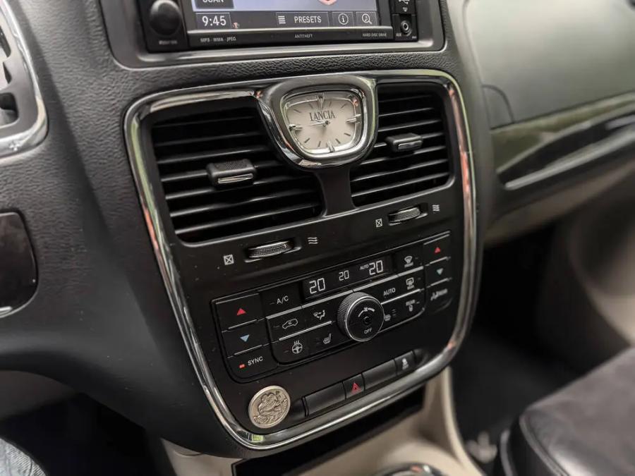 Blue Lancia Voyager 2013 in Jelgava, with an engine capacity of 2.80 L and mileage of 247 thousand km for 8400 €, photo 16 on AUTOMOTO.COM.LV
