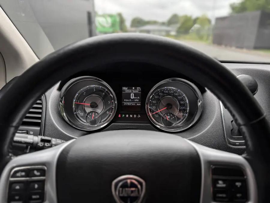 Blue Lancia Voyager 2013 in Jelgava, with an engine capacity of 2.80 L and mileage of 247 thousand km for 8400 €, photo 18 on AUTOMOTO.COM.LV
