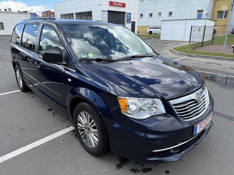 Blue Lancia Voyager 2013 in Kaunas, with an engine capacity of 2.80 L and mileage of 351 thousand km for 4850 €, photo 3 on AUTOMOTO.COM.LV