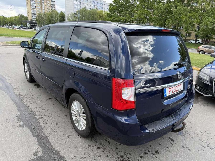 Blue Lancia Voyager 2013 in Kaunas, with an engine capacity of 2.80 L and mileage of 351 thousand km for 4850 €, photo 5 on AUTOMOTO.COM.LV