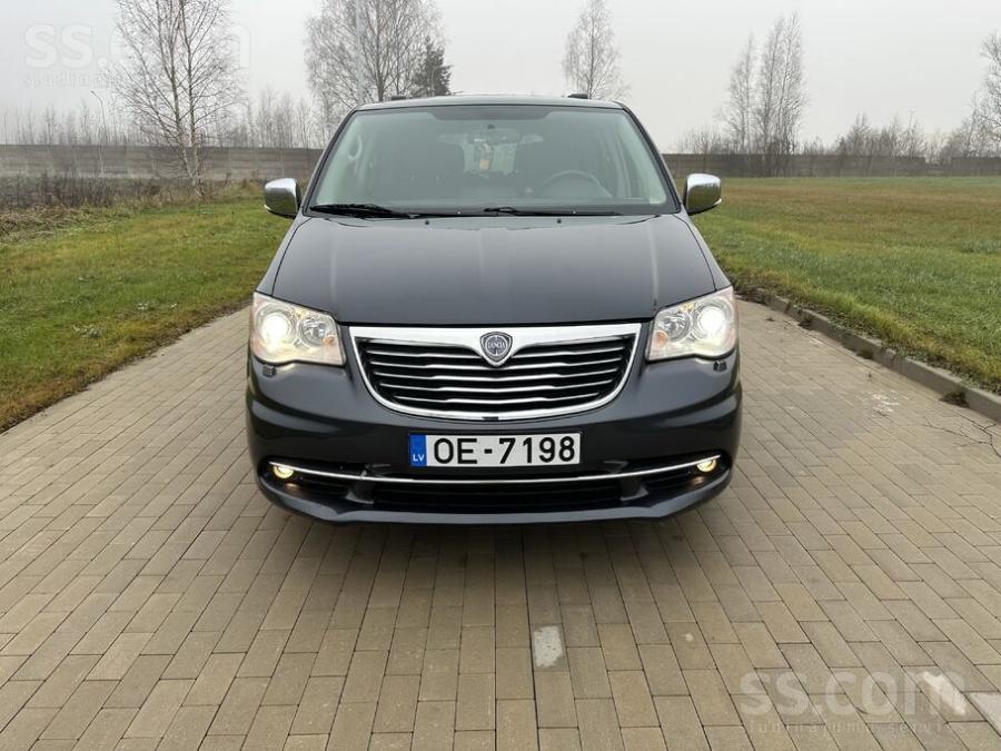 Blue Lancia Voyager 2014 in Riga, with an engine capacity of 2.80 L and mileage of 272 thousand km for 8399 €, photo 2 on AUTOMOTO.COM.LV
