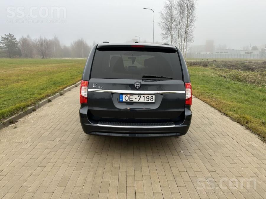 Blue Lancia Voyager 2014 in Riga, with an engine capacity of 2.80 L and mileage of 272 thousand km for 8399 €, photo 6 on AUTOMOTO.COM.LV