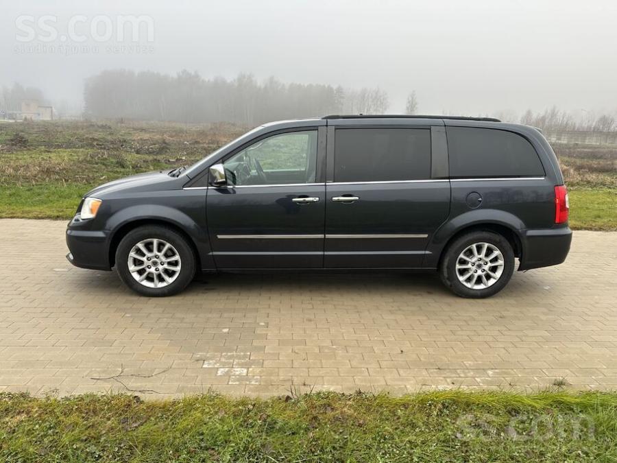 Blue Lancia Voyager 2014 in Riga, with an engine capacity of 2.80 L and mileage of 272 thousand km for 8399 €, photo 8 on AUTOMOTO.COM.LV