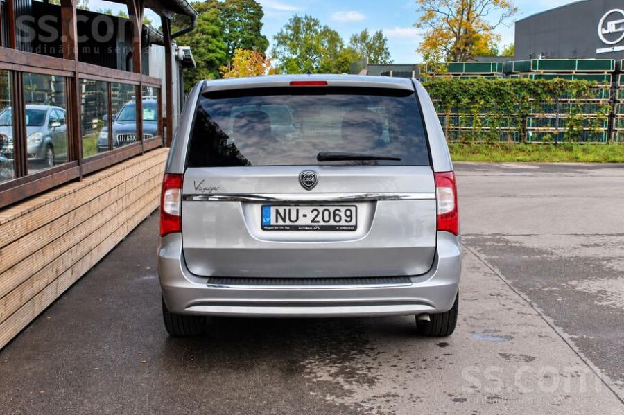 Blue Lancia Voyager 2014 in Riga, with an engine capacity of 2.80 L and mileage of 0 thousand km for 5990 €, photo 3 on AUTOMOTO.COM.LV