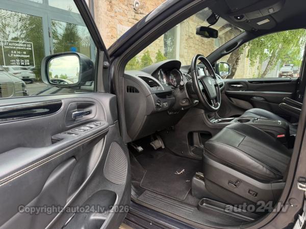 Blue Lancia Voyager 2014 in Tallinn, with an engine capacity of 2.80 L and mileage of 179 thousand km for 8990 €, photo 3 on AUTOMOTO.COM.LV