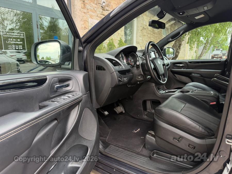Blue Lancia Voyager 2014 in Tallinn, with an engine capacity of 2.80 L and mileage of 179 thousand km for 8990 €, photo 4 on AUTOMOTO.COM.LV