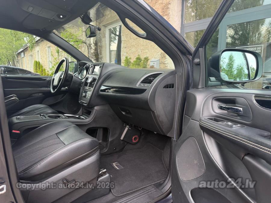 Blue Lancia Voyager 2014 in Tallinn, with an engine capacity of 2.80 L and mileage of 179 thousand km for 8990 €, photo 7 on AUTOMOTO.COM.LV