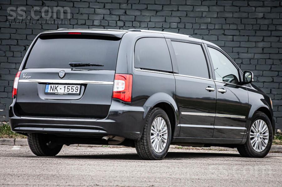 Grey Lancia Voyager 2012 in Tukums, with an engine capacity of 2.80 L and mileage of 0 thousand km for 8990 €, photo 4 on AUTOMOTO.COM.LV