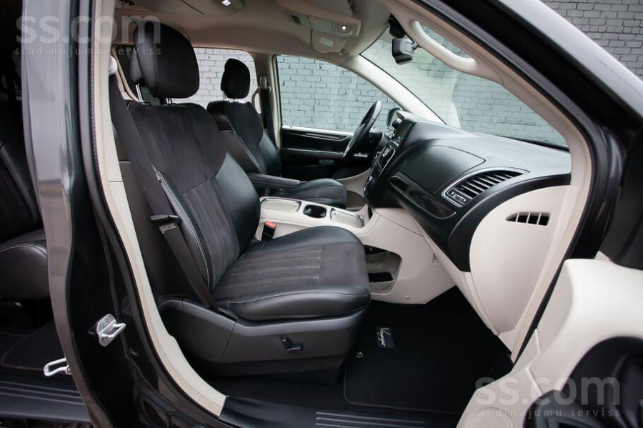 Grey Lancia Voyager 2012 in Tukums, with an engine capacity of 2.80 L and mileage of 0 thousand km for 8990 €, photo 9 on AUTOMOTO.COM.LV