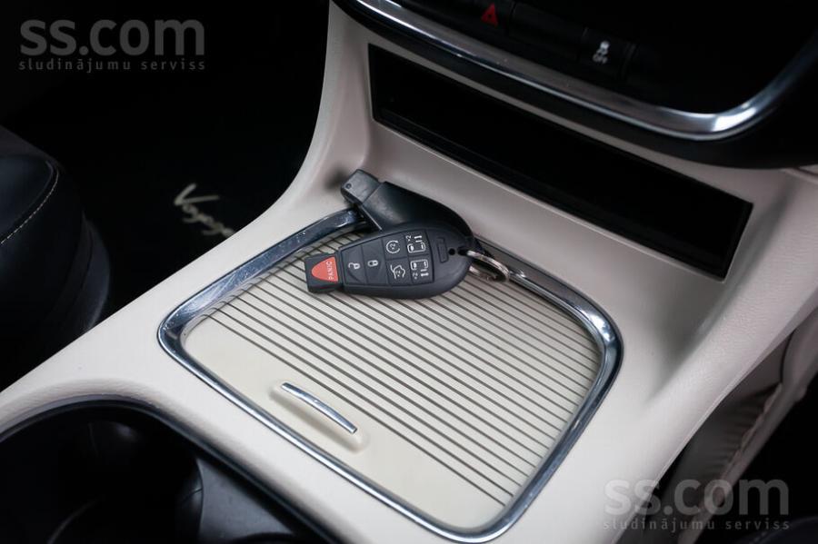 Grey Lancia Voyager 2012 in Tukums, with an engine capacity of 2.80 L and mileage of 0 thousand km for 8990 €, photo 25 on AUTOMOTO.COM.LV
