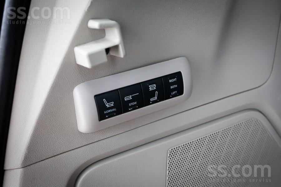 Grey Lancia Voyager 2012 in Tukums, with an engine capacity of 2.80 L and mileage of 0 thousand km for 8990 €, photo 26 on AUTOMOTO.COM.LV