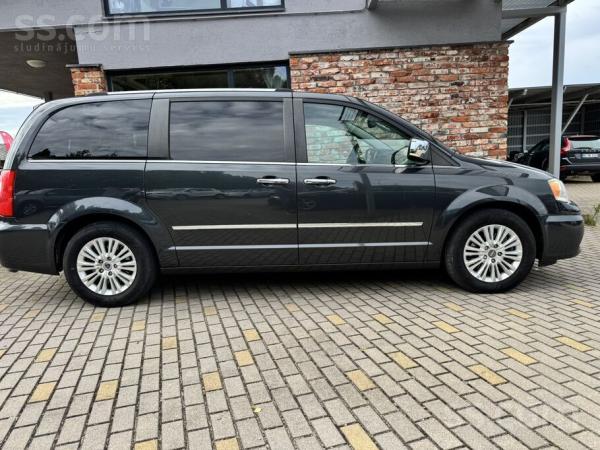 Grey Lancia Voyager 2012 in Talsi, with an engine capacity of 2.80 L and mileage of 286 thousand km for 7700 €, photo 2 on AUTOMOTO.COM.LV