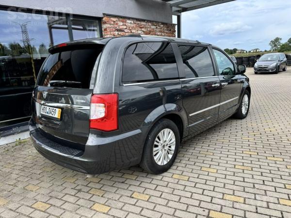 Grey Lancia Voyager 2012 in Talsi, with an engine capacity of 2.80 L and mileage of 286 thousand km for 7700 €, photo 3 on AUTOMOTO.COM.LV