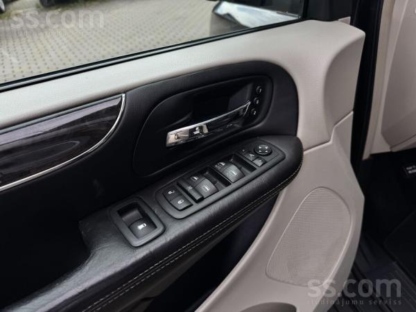 Grey Lancia Voyager 2012 in Talsi, with an engine capacity of 2.80 L and mileage of 286 thousand km for 7700 €, photo 10 on AUTOMOTO.COM.LV