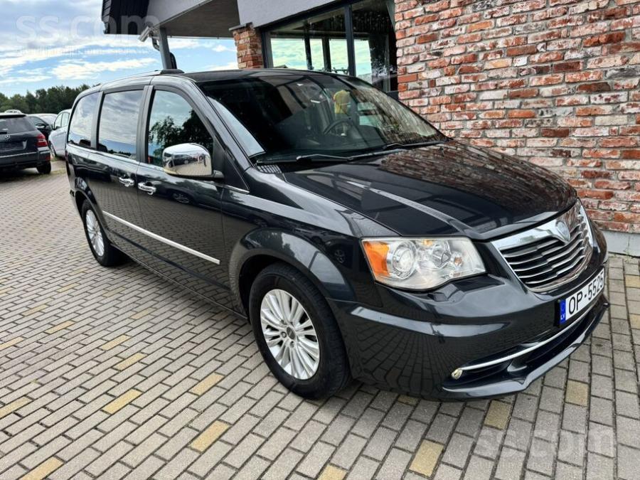 Grey Lancia Voyager 2012 in Talsi, with an engine capacity of 2.80 L and mileage of 286 thousand km for 7700 €, photo 1 on AUTOMOTO.COM.LV
