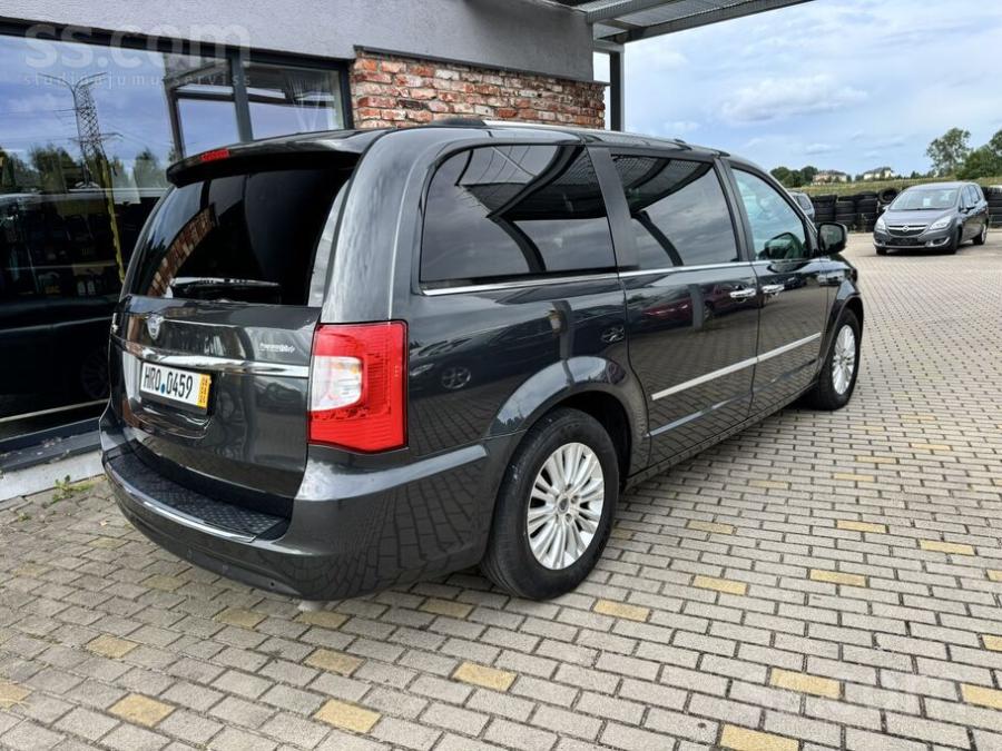 Grey Lancia Voyager 2012 in Talsi, with an engine capacity of 2.80 L and mileage of 286 thousand km for 7700 €, photo 4 on AUTOMOTO.COM.LV