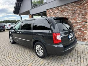 Grey Lancia Voyager 2012 in Talsi, with an engine capacity of 2.80 L and mileage of 286 thousand km for 7700 €, photo 8 on AUTOMOTO.COM.LV