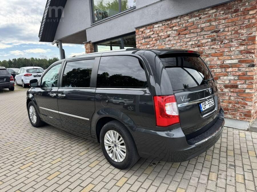 Grey Lancia Voyager 2012 in Talsi, with an engine capacity of 2.80 L and mileage of 286 thousand km for 7700 €, photo 8 on AUTOMOTO.COM.LV