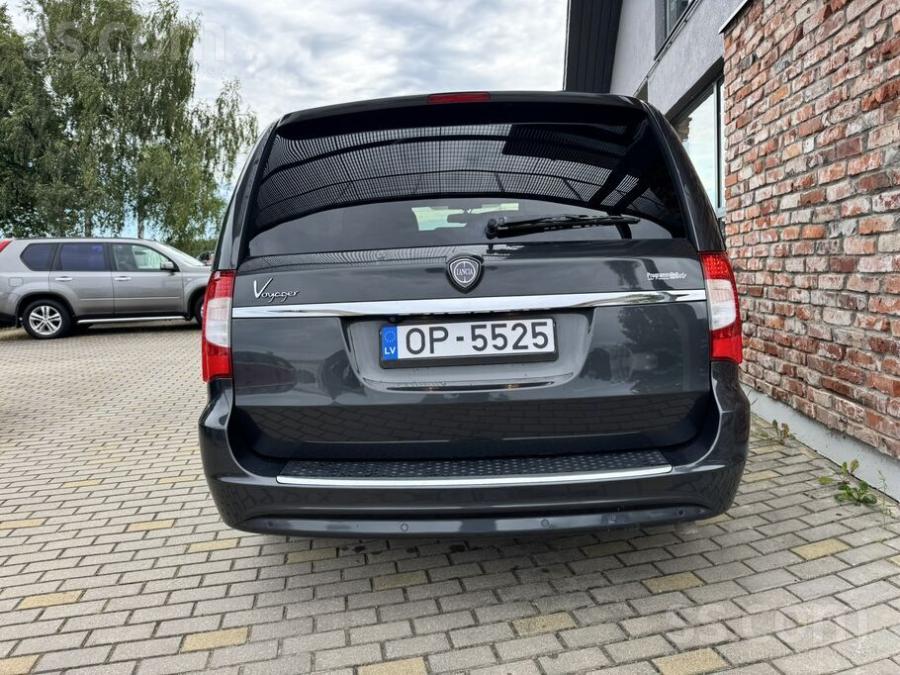 Grey Lancia Voyager 2012 in Talsi, with an engine capacity of 2.80 L and mileage of 286 thousand km for 7700 €, photo 9 on AUTOMOTO.COM.LV