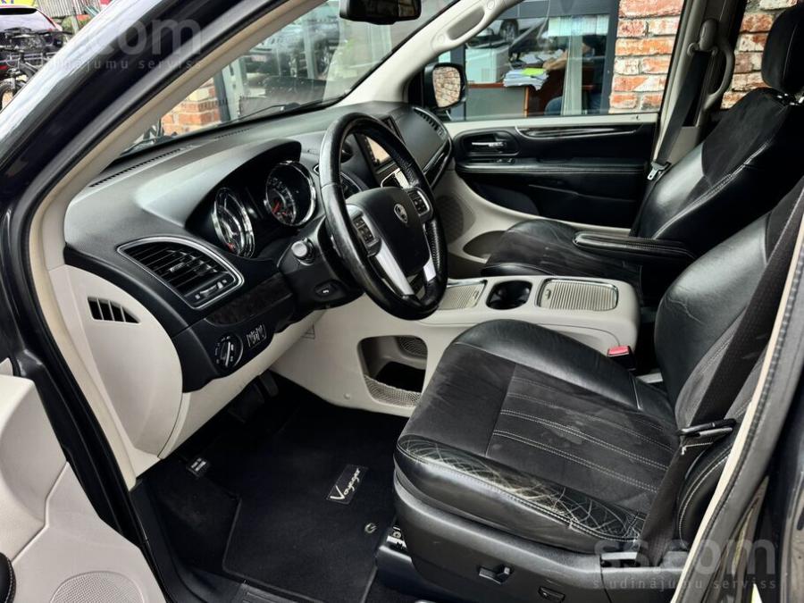 Grey Lancia Voyager 2012 in Talsi, with an engine capacity of 2.80 L and mileage of 286 thousand km for 7700 €, photo 10 on AUTOMOTO.COM.LV