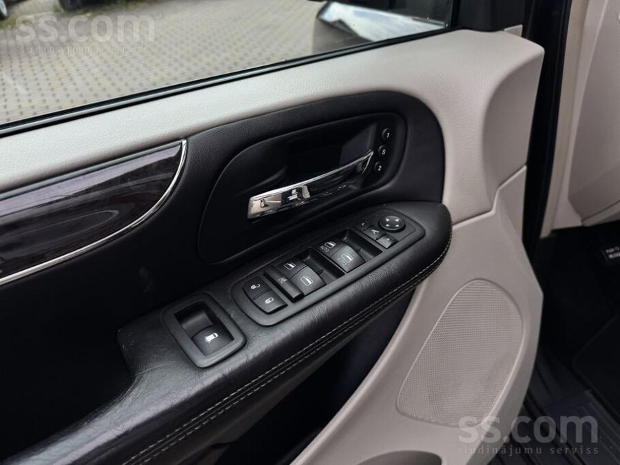 Grey Lancia Voyager 2012 in Talsi, with an engine capacity of 2.80 L and mileage of 286 thousand km for 7700 €, photo 11 on AUTOMOTO.COM.LV