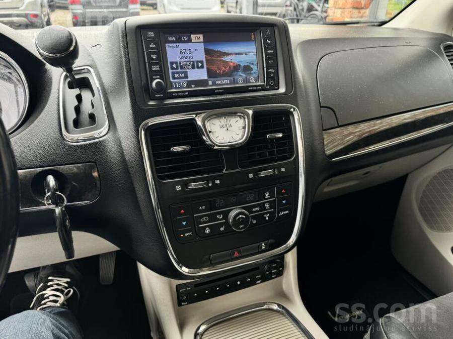 Grey Lancia Voyager 2012 in Talsi, with an engine capacity of 2.80 L and mileage of 286 thousand km for 7700 €, photo 12 on AUTOMOTO.COM.LV