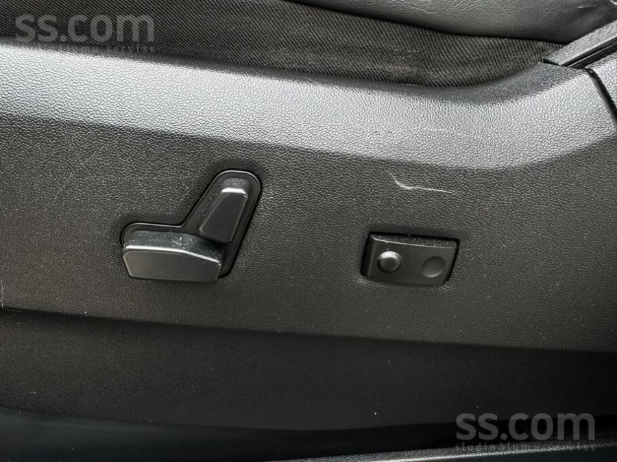 Grey Lancia Voyager 2012 in Talsi, with an engine capacity of 2.80 L and mileage of 286 thousand km for 7700 €, photo 13 on AUTOMOTO.COM.LV