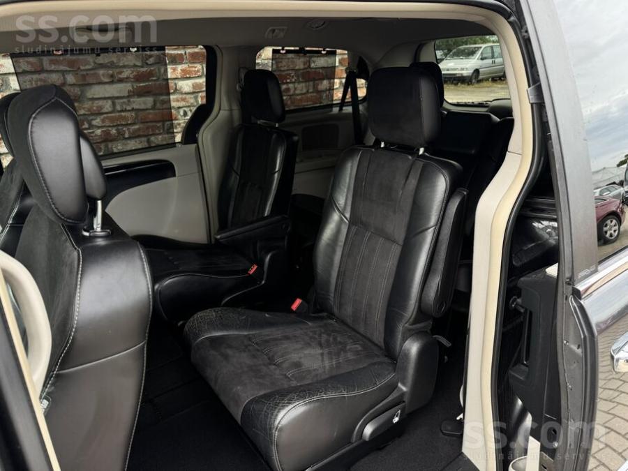 Grey Lancia Voyager 2012 in Talsi, with an engine capacity of 2.80 L and mileage of 286 thousand km for 7700 €, photo 14 on AUTOMOTO.COM.LV