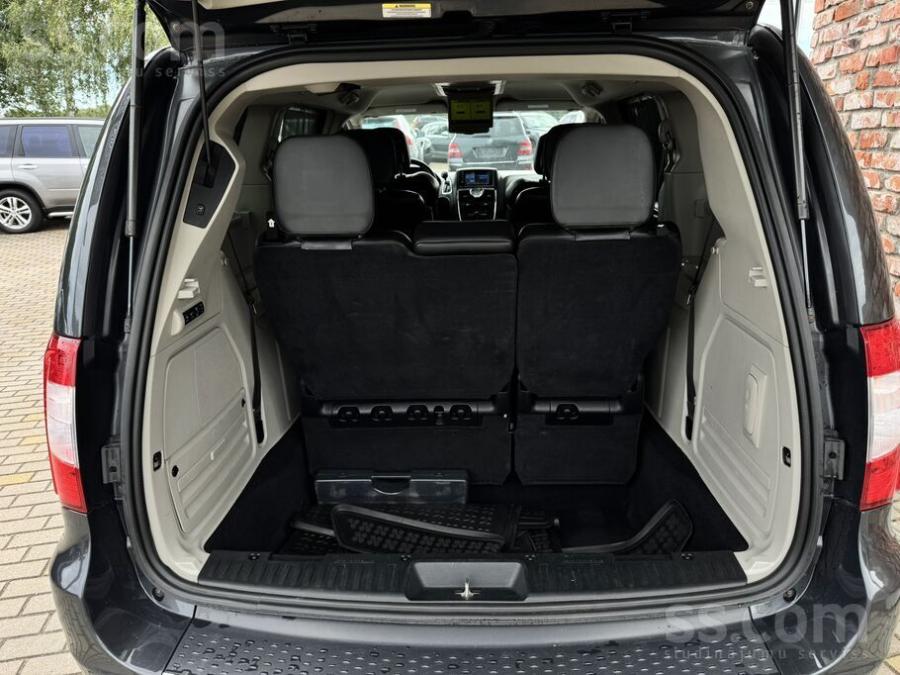 Grey Lancia Voyager 2012 in Talsi, with an engine capacity of 2.80 L and mileage of 286 thousand km for 7700 €, photo 18 on AUTOMOTO.COM.LV