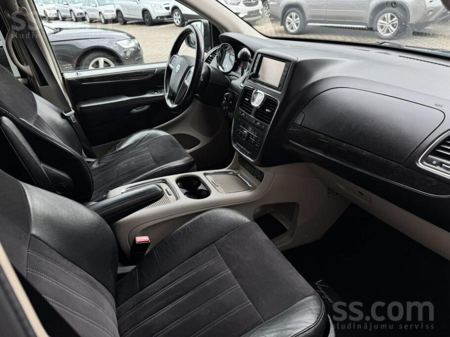 Grey Lancia Voyager 2012 in Talsi, with an engine capacity of 2.80 L and mileage of 286 thousand km for 7700 €, photo 23 on AUTOMOTO.COM.LV